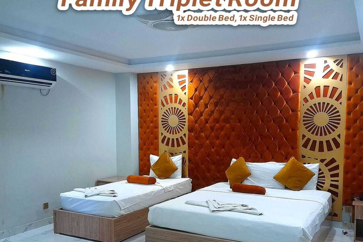 Quarto Triplo de Luxo, várias camas, não fumadores, Vista para a cidade | Minibar, com decoração personalizada, com mobília individualizada