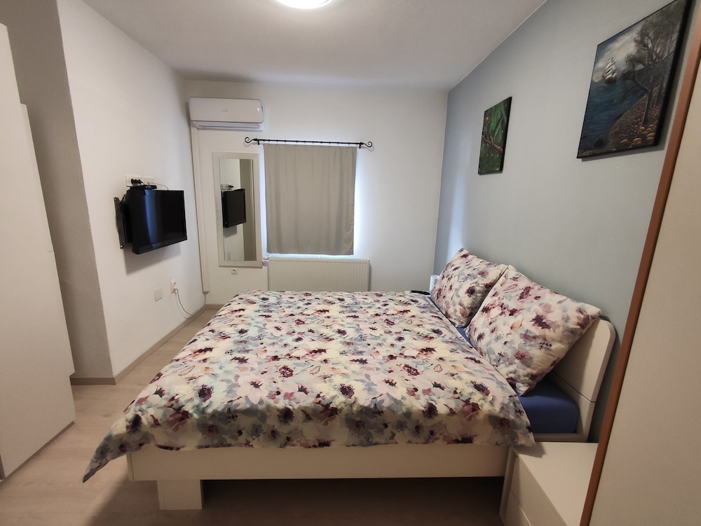 Holiday House Located In The Very Center Of City In A Quiet Street With A Yard.. - Skradin