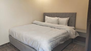 Quarto casal standard | Ferros/tábuas de passar roupa, Wi-Fi de cortesia, roupa de cama