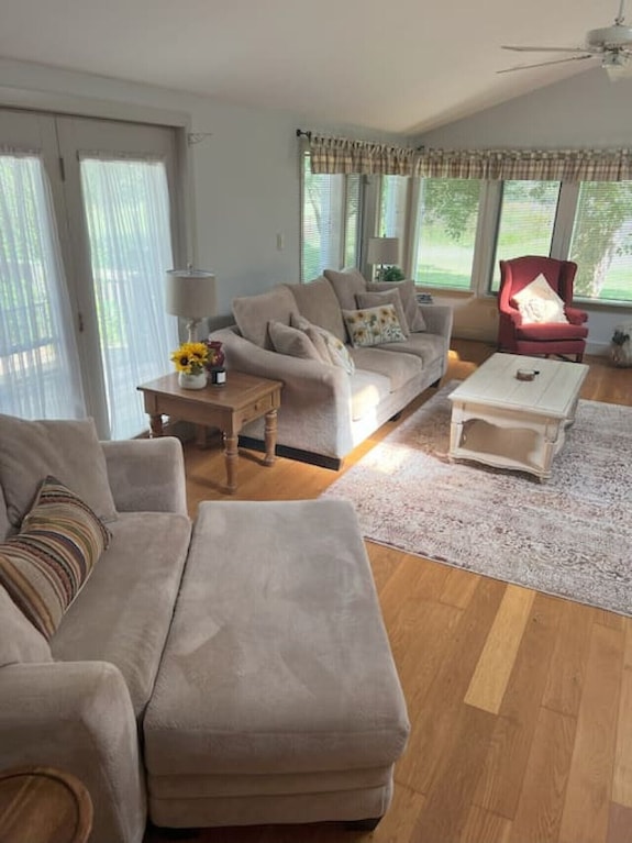 Charming Farmhouse On Working Red Haven Farm - 어바인