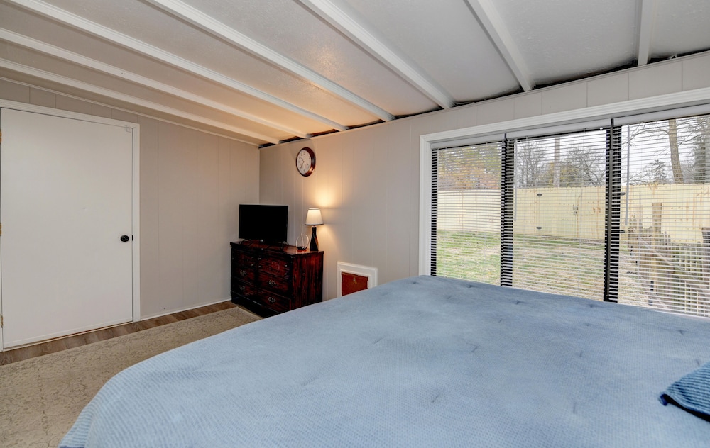 A Couple's Urban Get-a-way Bungalow Under The Pines - Zoombezi Bay, Powell