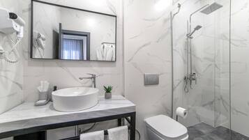 Quarto Duplo ou Twin Comfort | Casa de banho | Um polibã, artigos de higiene pessoal grátis, um secador de cabelo