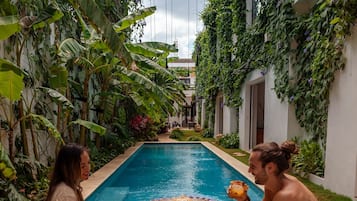 Piscina externa, espreguiçadeiras