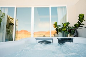Premium Double Queen Hot Tub | Roupas de cama premium, camas com colchões pillow-top, escrivaninha