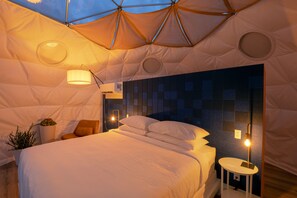 Glamping King Skylight Dome | Roupas de cama premium, camas com colchões pillow-top, escrivaninha