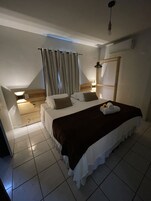 Quarto duplo | Frigobar, individualmente mobiliados, Wi-Fi de cortesia, roupa de cama