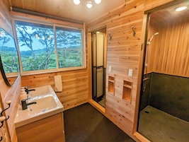 Cabana de Madeira de Luxo | Casa de banho | Um secador de cabelo, chinelos, um bidé, toalhas fornecidas 