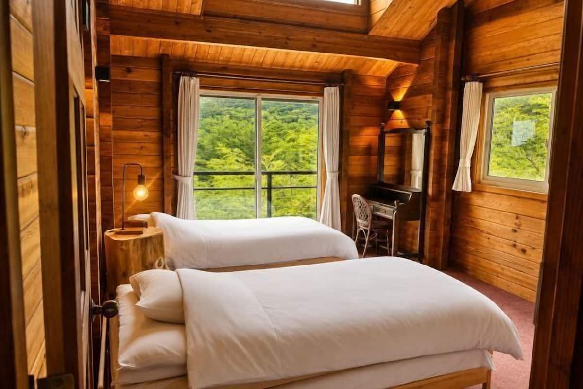 Escrivaninha, cortinas blackout, Wi-Fi de cortesia, roupa de cama