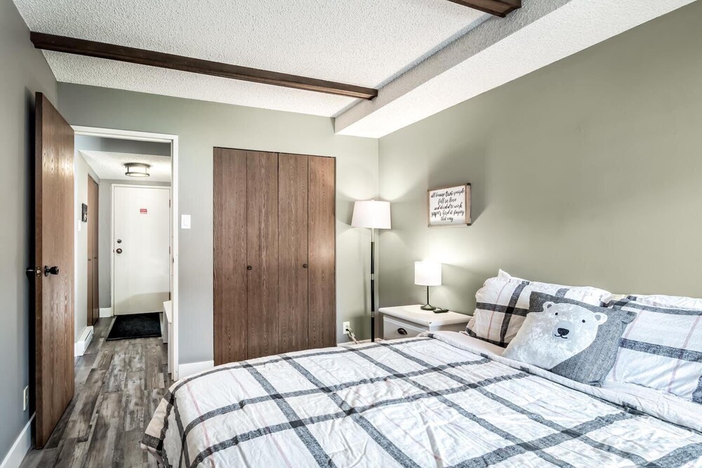 ski-in/ski-out, outdoor pool, hot tub, wood fire place, BBQ - Hemlock ...