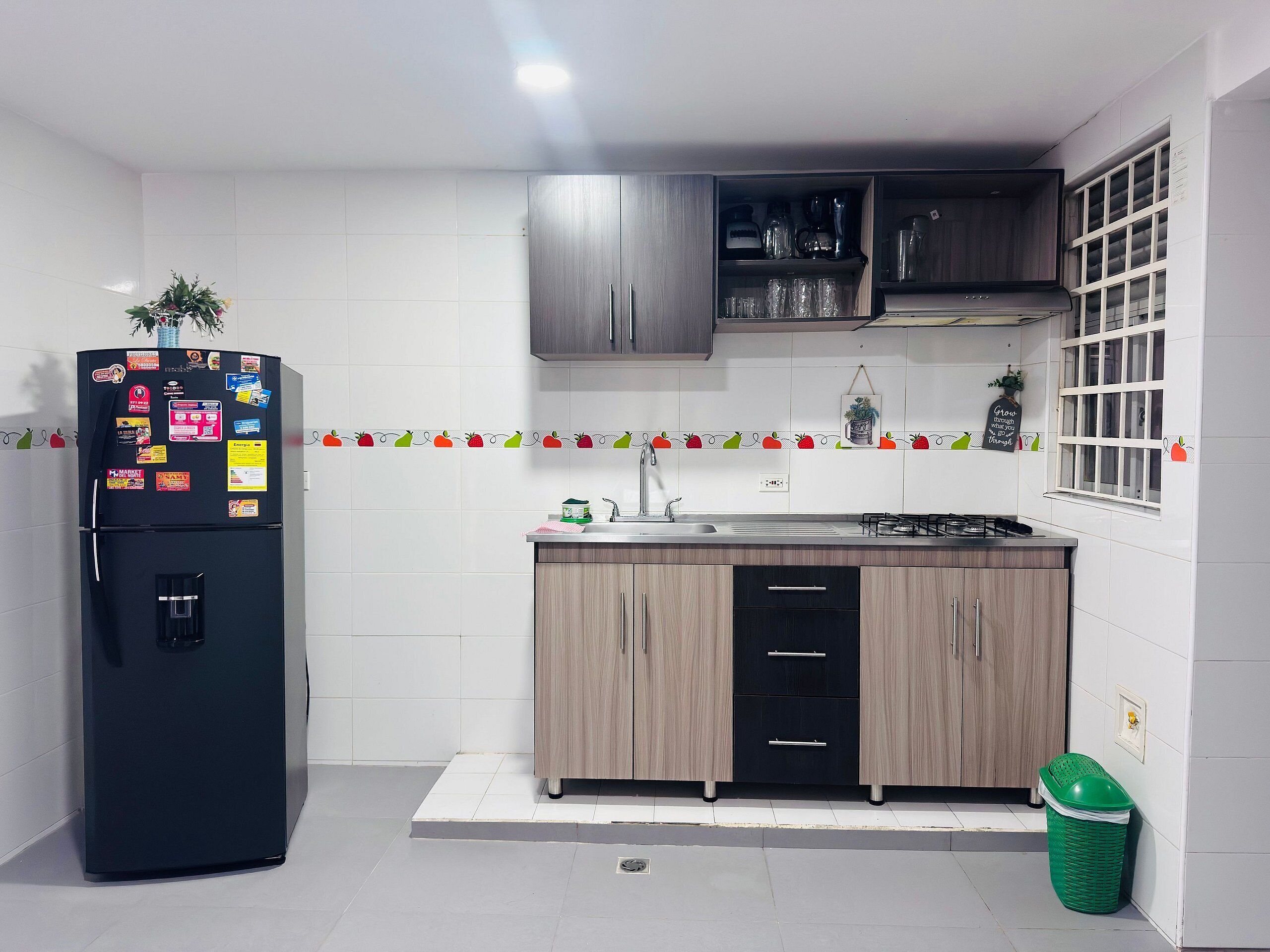 Apartamento | Cozinha privada | Um frigorífico, liquidificador, grelhador, utensílios de cozinha 