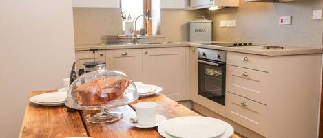 Um frigorífico, uma chaleira elétrica, uma torradeira