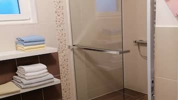 Casa (Two Bedroom Holiday Home) | Banheiro | Chuveiro, toalhas de banho