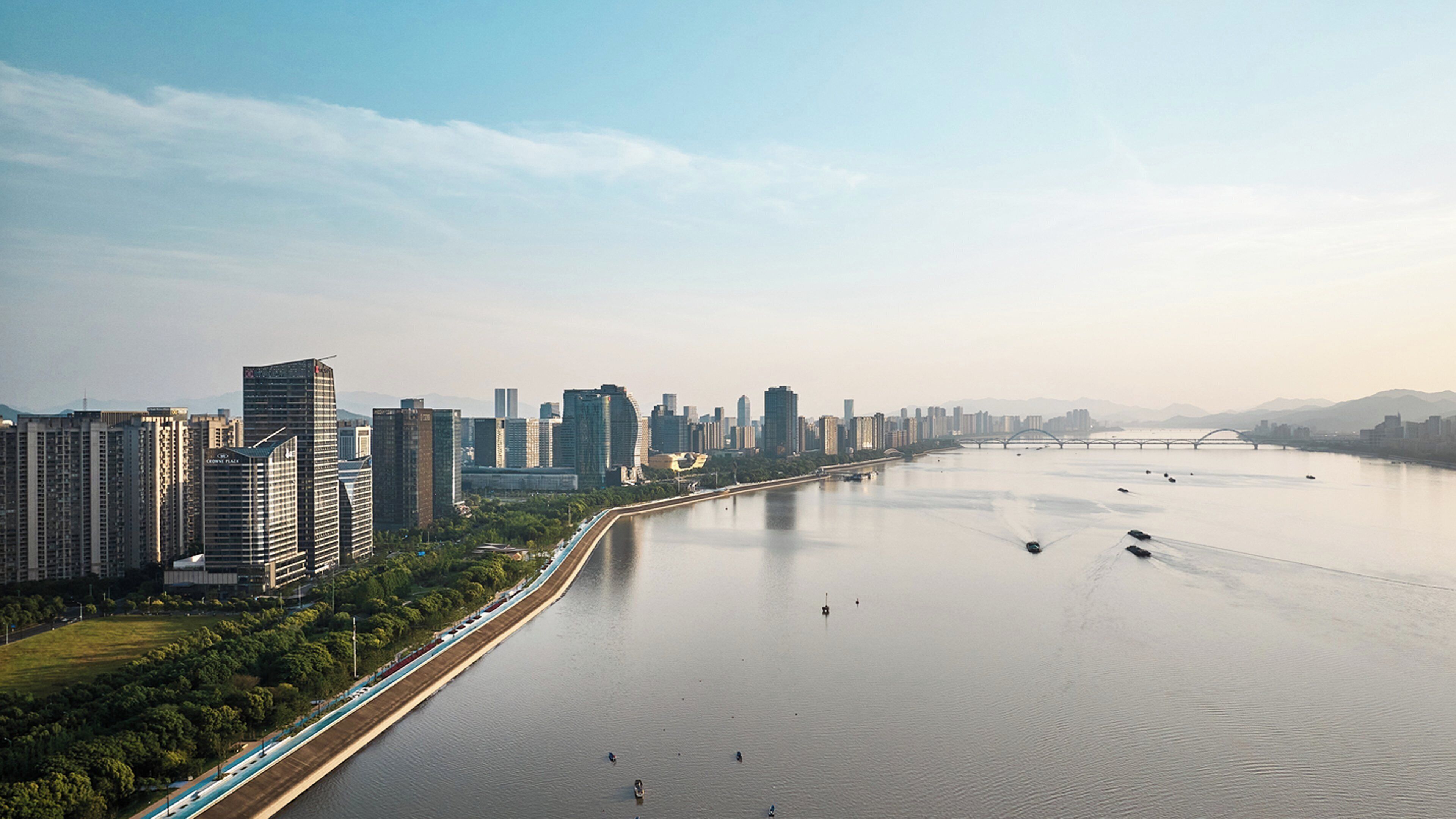 Um rio com uma ponte e edifícios altos ao longo da margem.