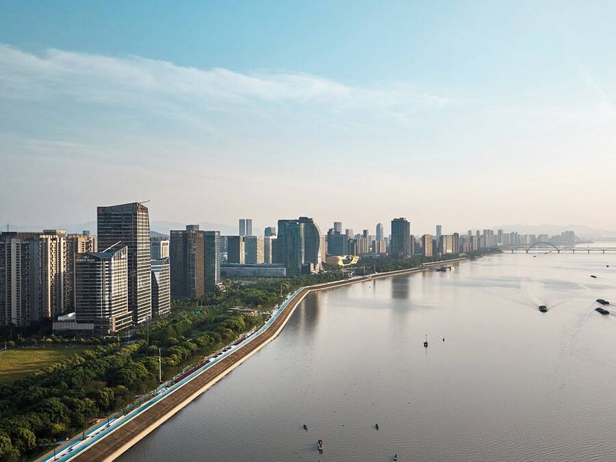 Um rio com uma ponte e edifícios altos ao longo da margem.