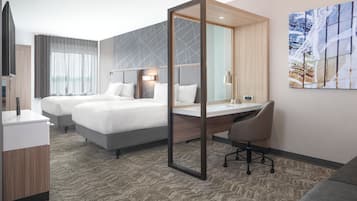 Suíte estúdio, várias camas | 1 quarto, roupas de cama antialérgicas, cofres nos quartos, escrivaninha