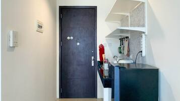 Apartamento Deluxe, 2 quartos | Cozinha privada | Um frigorífico/congelador grande, uma placa de cozinha