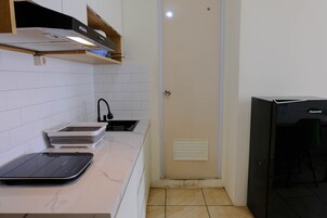 Apartamento Deluxe, 2 quartos | Cozinha privada | Um frigorífico/congelador grande, uma placa de cozinha