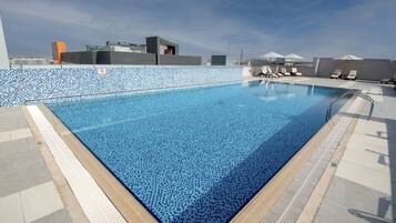 Piscina no piso superior