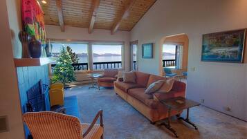 Casa, 4 quartos | Sala de estar | Televisor de ecrã plano de 70 polegadas com canais por cabo