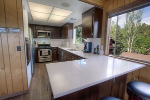 Casa, 4 quartos | Cozinha privada | Um frigorífico, uma cafeteira/bule, uma torradeira 