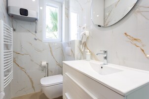 Quarto casal luxo | Banheiro | Chuveiro, ducha de hidromassagem, produtos de toalete de grife 