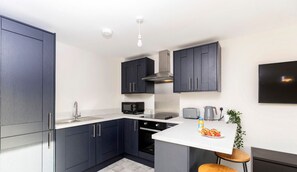 Apartamento | Cozinha privada | Uma cafeteira/bule, uma chaleira elétrica, uma torradeira 