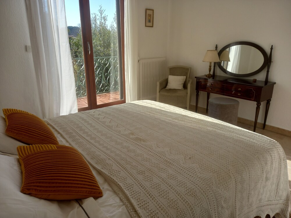 Character villa, village center, large garden, pool, 5mm from beaches ...