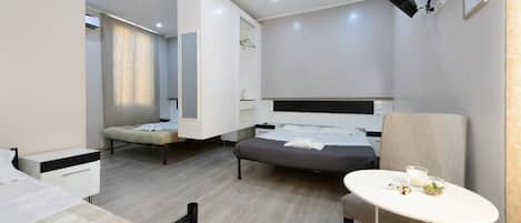 Quarto Quádruplo Económico | Wi-fi grátis, roupa de cama fornecida