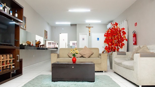 Uma sala de estar com sofá, mesa de centro e estante.