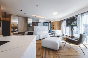 Suíte luxo, 4 quartos, sauna seca | Área de estar | TV de tela plana 30 polegadas com canais a cabo, TV