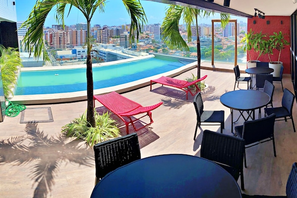 Piscina interna, guarda-sóis, espreguiçadeiras