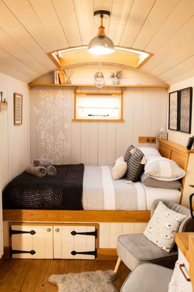 Luxurious Shepherd's Hut With Star Gazing Skylight, Secluded Countryside Location With Fantastic Views - Forest of Dean