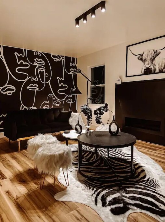 Black And White Cabin On Tranquil Three Acres - Charlotte