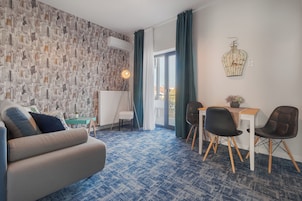 Apartamento Executivo | Sala de estar | Smart TV de 108 polegadas com canais digitais, Netflix