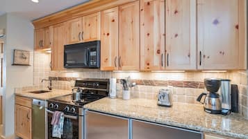 Condo, 1 quarto | Cozinha privada | Geladeira, fogão, cafeteira/chaleira, torradeira