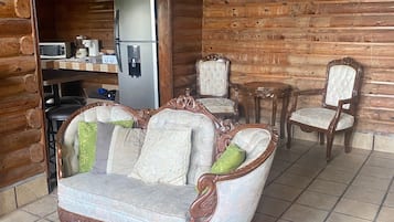 Cabana de Madeira Standard | Sala | Smart TV de 43 de polegadas com canais digitais, televisor, lareira