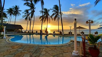 2 piscinas exteriores, guarda-sóis, espreguiçadeiras