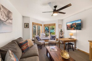 Apartamento em Condomínio Fechado, 1 quarto | Sala de estar