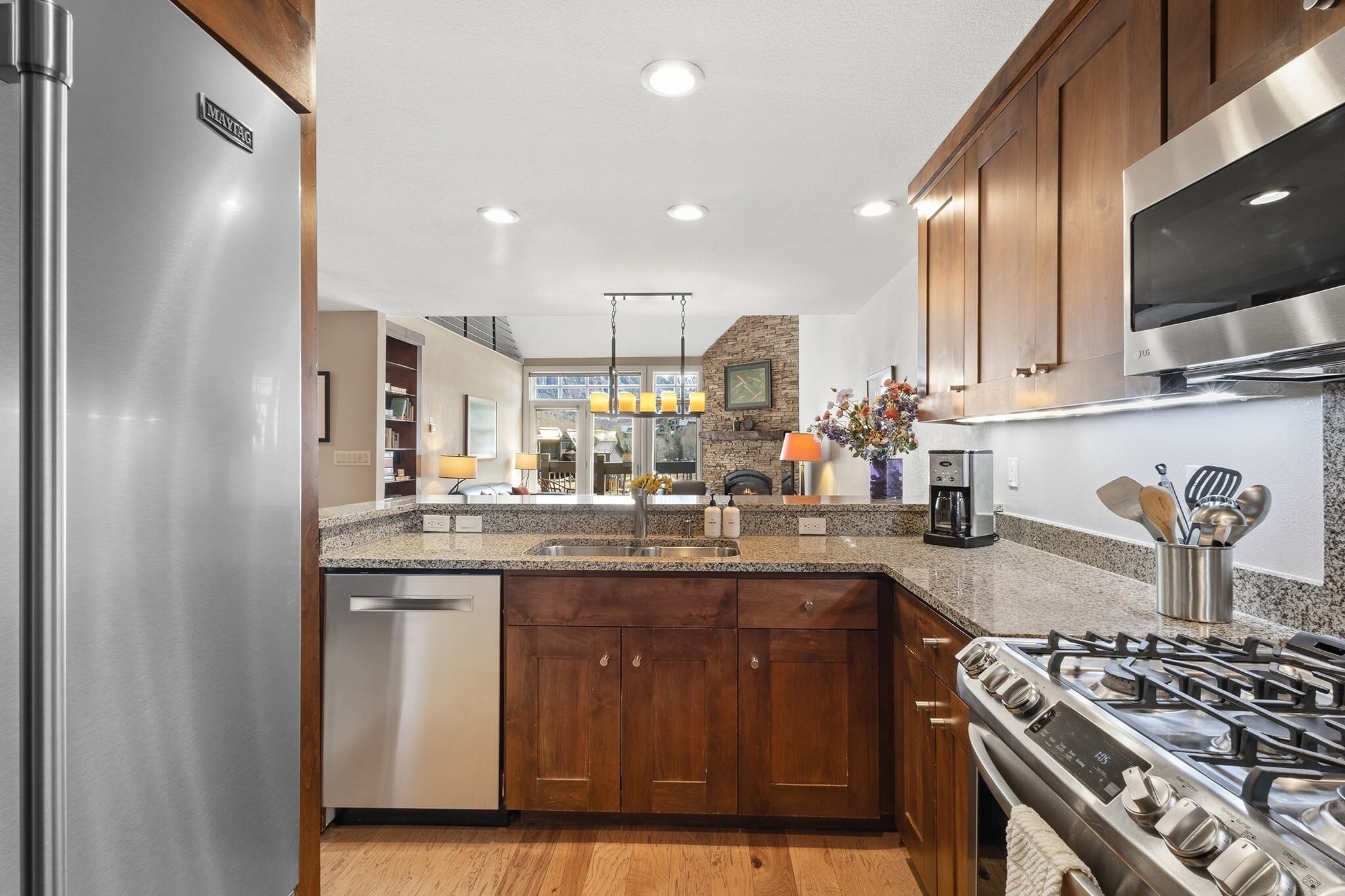 Apartamento em Condomínio Fechado, 3 quartos | Cozinha privada | Um frigorífico, um forno, uma cafeteira/bule, uma torradeira 