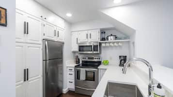 Condo, 2 quartos | Cozinha privada | Geladeira, fogão, cafeteira/chaleira, torradeira