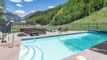 Apartamento em Condomínio Fechado, 2 quartos | Piscina | Uma piscina aquecida