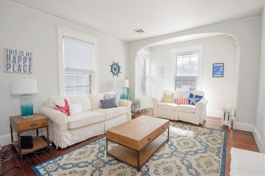 Downtown Historic Home - Free Parking & Backyard! - 뉴포트