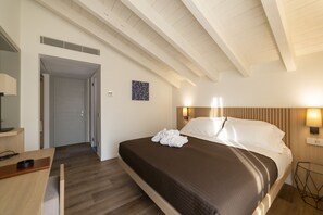 Quarto Comfort | Roupa de alta qualidade, edredões de penas, secretária 