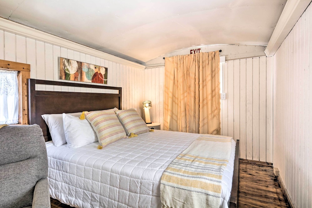 Unique Joplin Gem: Converted Train Car Studio - Duenweg | Abritel