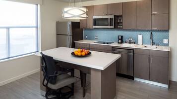 Suite, 1 quarto, cozinha | Cozinha privada | Uma cafeteira/bule