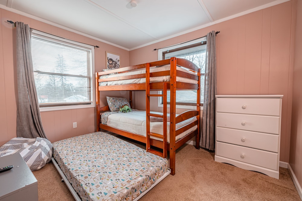 Practically Lakefront Family&Pet Friendly Poconos Perfection w/Hottub ...