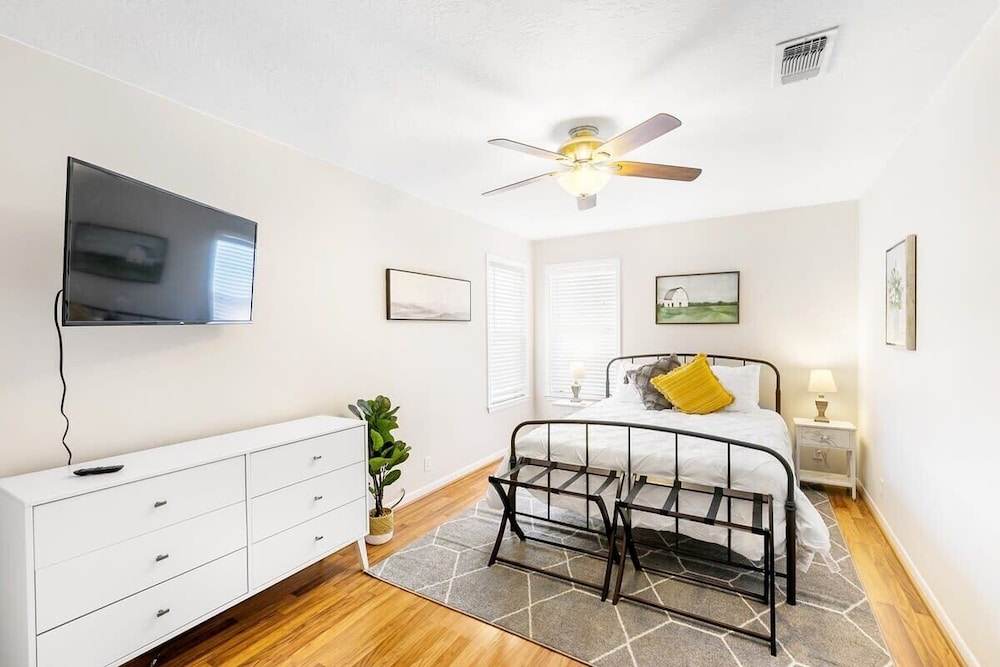Sunnyside Creek- Hot Tub, Fire Pit, 1 Mile to Main - Fredericksburg | Vrbo