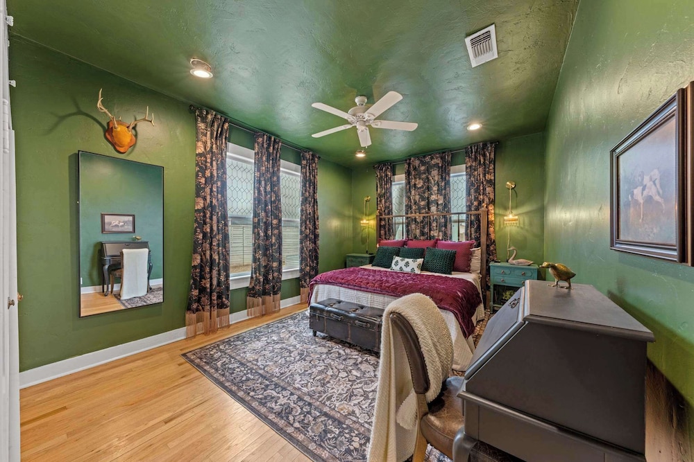 Hello Bungalow - Hot Tub, Fire Pit, 1 BLK to Main! - Fredericksburg | Vrbo