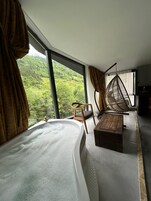 Suíte romântica | Roupas de cama premium, frigobar, cofres nos quartos