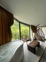 Suíte romântica | Roupas de cama premium, frigobar, cofres nos quartos